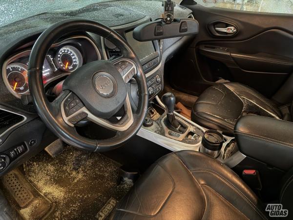Black Jeep Cherokee 2015 in Ukmerge, with an engine capacity of 2.00 L and mileage of 186 thousand km for 3200 €, photo 10 on AUTOMOTO.COM.LV