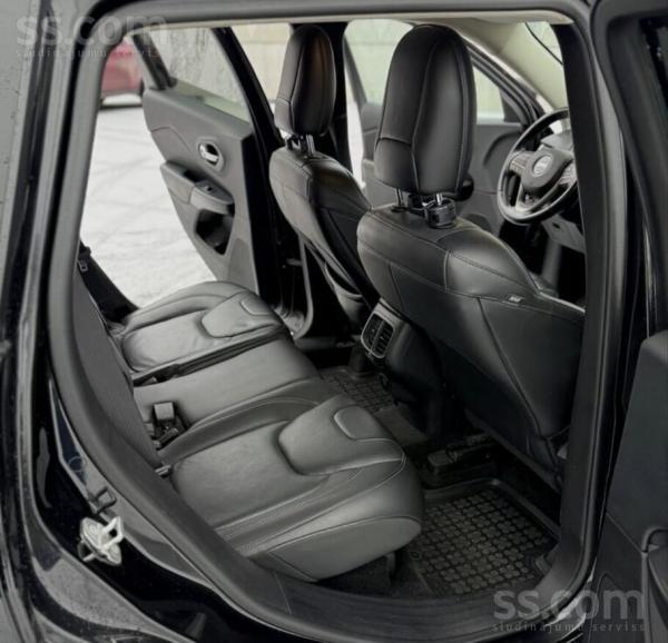 Black Jeep Cherokee 2015 in Daugavpils, with an engine capacity of 2.20 L and mileage of 210 thousand km for 7500 €, photo 3 on AUTOMOTO.COM.LV