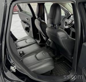 Black Jeep Cherokee 2015 in Daugavpils, with an engine capacity of 2.20 L and mileage of 210 thousand km for 7500 €, photo 4 on AUTOMOTO.COM.LV