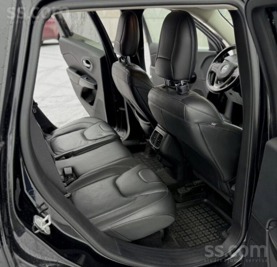 Black Jeep Cherokee 2015 in Daugavpils, with an engine capacity of 2.20 L and mileage of 210 thousand km for 7500 €, photo 4 on AUTOMOTO.COM.LV