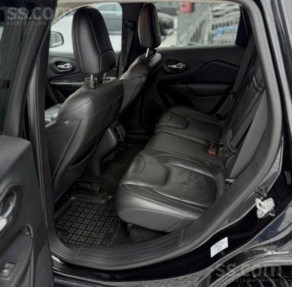 Black Jeep Cherokee 2015 in Daugavpils, with an engine capacity of 2.20 L and mileage of 210 thousand km for 7500 €, photo 4 on AUTOMOTO.COM.LV