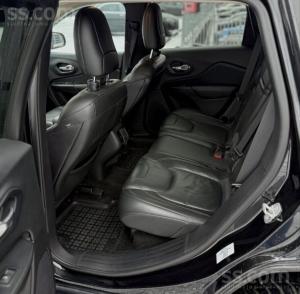 Black Jeep Cherokee 2015 in Daugavpils, with an engine capacity of 2.20 L and mileage of 210 thousand km for 7500 €, photo 5 on AUTOMOTO.COM.LV