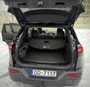 Black Jeep Cherokee 2015 in Daugavpils, with an engine capacity of 2.20 L and mileage of 210 thousand km for 7500 €, photo 7 on AUTOMOTO.COM.LV