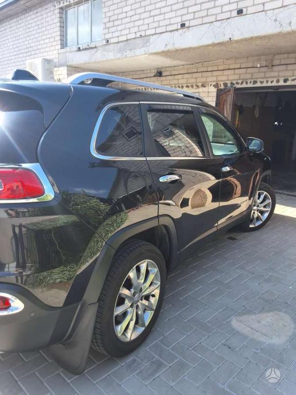 Black Jeep Cherokee 2015 in Kaunas, with an engine capacity of 2.18 L and mileage of 168 thousand km for 12700 €, photo 4 on AUTOMOTO.COM.LV
