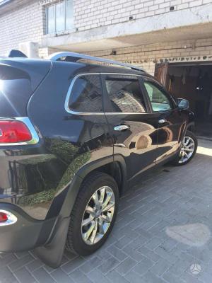 Black Jeep Cherokee 2015 in Kaunas, with an engine capacity of 2.18 L and mileage of 168 thousand km for 12700 €, photo 4 on AUTOMOTO.COM.LV