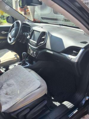Black Jeep Cherokee 2015 in Kaunas, with an engine capacity of 2.18 L and mileage of 168 thousand km for 12700 €, photo 5 on AUTOMOTO.COM.LV