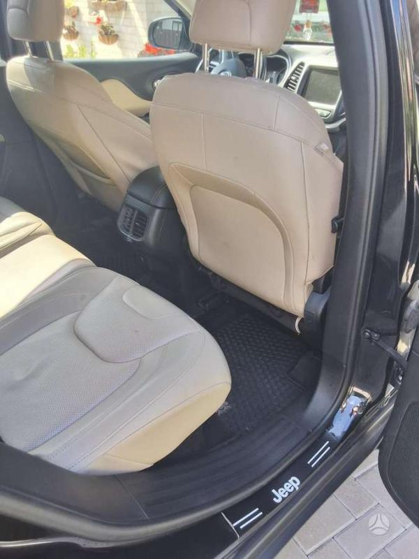 Black Jeep Cherokee 2015 in Kaunas, with an engine capacity of 2.18 L and mileage of 168 thousand km for 12700 €, photo 6 on AUTOMOTO.COM.LV