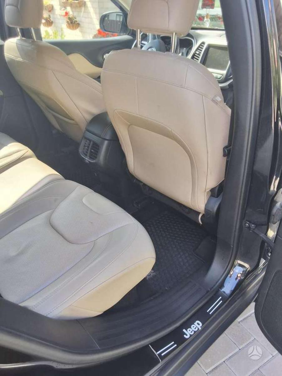 Black Jeep Cherokee 2015 in Kaunas, with an engine capacity of 2.18 L and mileage of 168 thousand km for 12700 €, photo 6 on AUTOMOTO.COM.LV