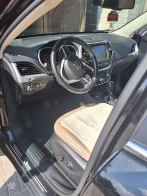 Black Jeep Cherokee 2015 in Kaunas, with an engine capacity of 2.18 L and mileage of 168 thousand km for 12700 €, photo 9 on AUTOMOTO.COM.LV