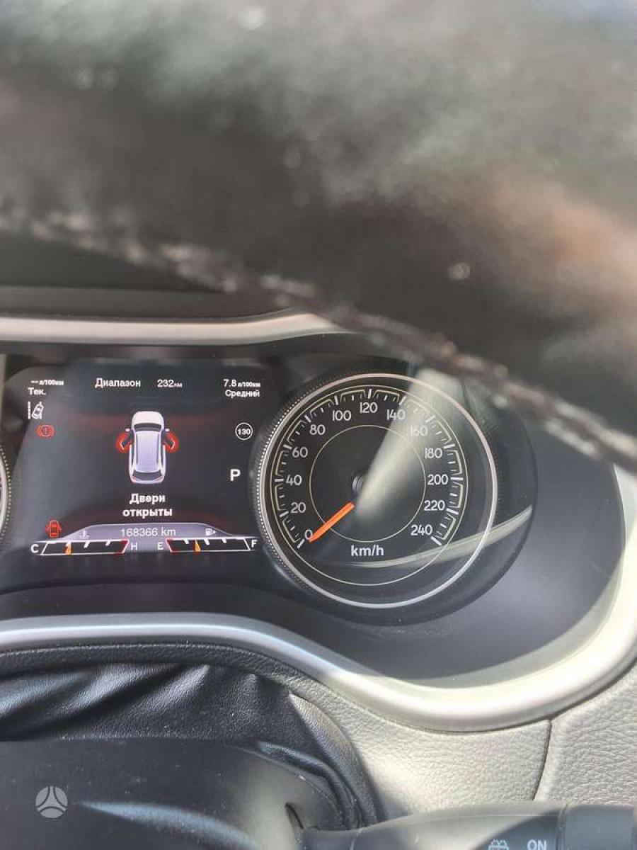 Black Jeep Cherokee 2015 in Kaunas, with an engine capacity of 2.18 L and mileage of 168 thousand km for 12700 €, photo 10 on AUTOMOTO.COM.LV