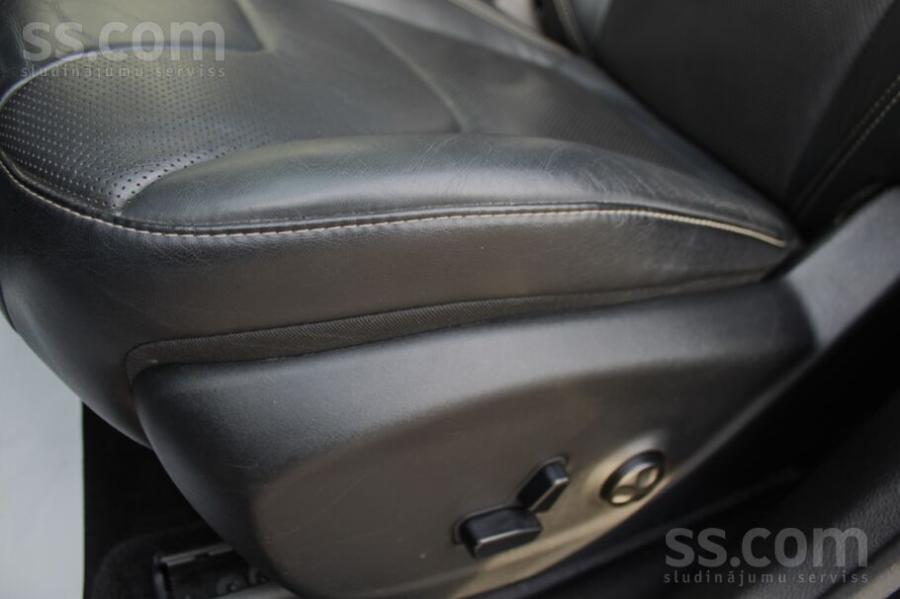 Black Jeep Cherokee 2015 in Riga, with an engine capacity of 2.00 L and mileage of 0 thousand km for 11950 €, photo 18 on AUTOMOTO.COM.LV