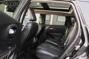 Black Jeep Cherokee 2015 in Riga, with an engine capacity of 2.00 L and mileage of 0 thousand km for 11950 €, photo 20 on AUTOMOTO.COM.LV