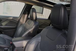 Black Jeep Cherokee 2015 in Riga, with an engine capacity of 2.00 L and mileage of 0 thousand km for 11950 €, photo 21 on AUTOMOTO.COM.LV