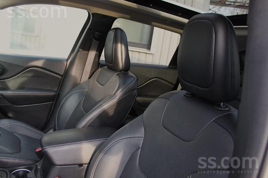 Black Jeep Cherokee 2015 in Riga, with an engine capacity of 2.00 L and mileage of 0 thousand km for 11950 €, photo 21 on AUTOMOTO.COM.LV