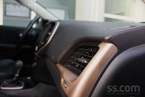 Black Jeep Cherokee 2015 in Riga, with an engine capacity of 2.00 L and mileage of 0 thousand km for 11950 €, photo 23 on AUTOMOTO.COM.LV