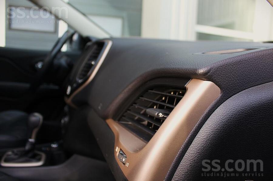 Black Jeep Cherokee 2015 in Riga, with an engine capacity of 2.00 L and mileage of 0 thousand km for 11950 €, photo 23 on AUTOMOTO.COM.LV