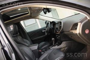Black Jeep Cherokee 2015 in Riga, with an engine capacity of 2.00 L and mileage of 0 thousand km for 11950 €, photo 26 on AUTOMOTO.COM.LV