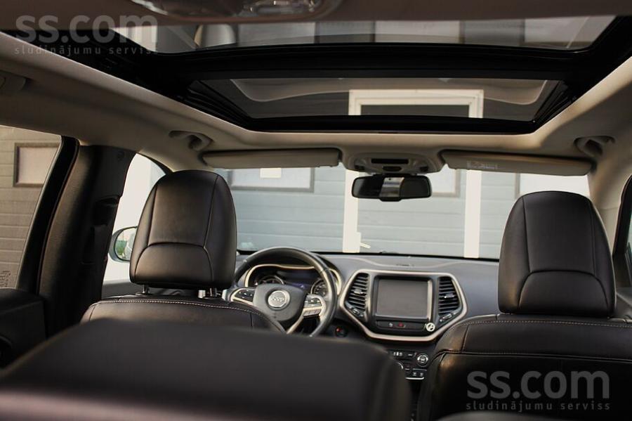 Black Jeep Cherokee 2015 in Riga, with an engine capacity of 2.00 L and mileage of 0 thousand km for 11950 €, photo 32 on AUTOMOTO.COM.LV