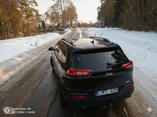 Black Jeep Cherokee 2016 in Mazeikiai, with an engine capacity of 2.40 L and mileage of 167 thousand km for 8450 €, photo 6 on AUTOMOTO.COM.LV