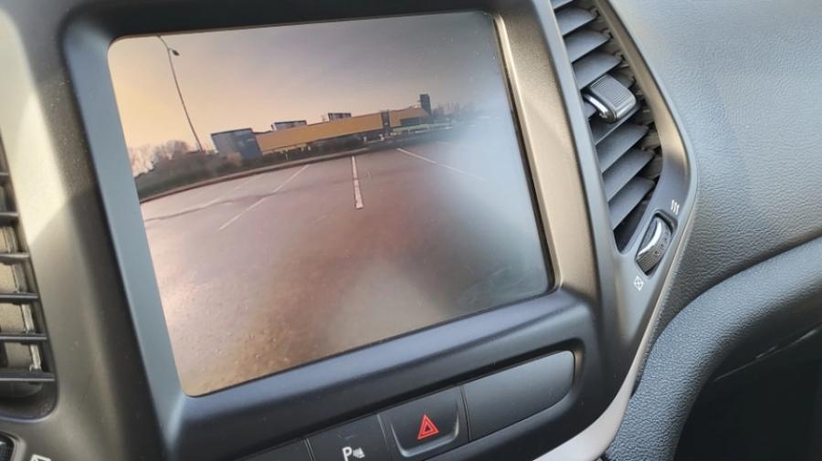 Black Jeep Cherokee 2016 in Riga, with an engine capacity of 2.20 L and mileage of 193 thousand km for 11900 €, photo 5 on AUTOMOTO.COM.LV
