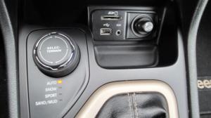 Black Jeep Cherokee 2016 in Riga, with an engine capacity of 2.20 L and mileage of 193 thousand km for 11900 €, photo 11 on AUTOMOTO.COM.LV