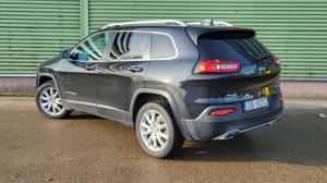 Black Jeep Cherokee 2016 in Riga, with an engine capacity of 2.20 L and mileage of 193 thousand km for 11900 €, photo 16 on AUTOMOTO.COM.LV