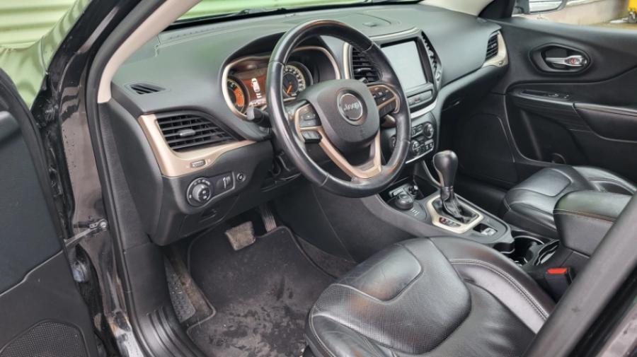 Black Jeep Cherokee 2016 in Riga, with an engine capacity of 2.20 L and mileage of 193 thousand km for 11900 €, photo 20 on AUTOMOTO.COM.LV