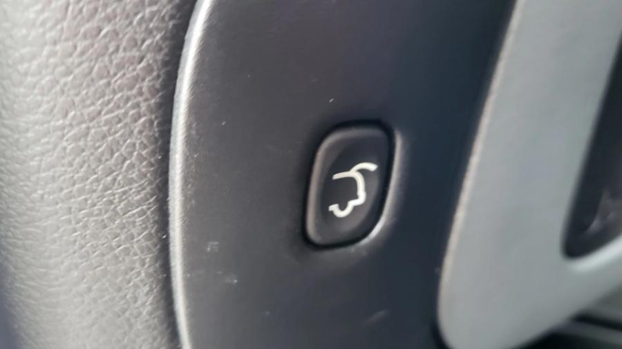Black Jeep Cherokee 2016 in Riga, with an engine capacity of 2.20 L and mileage of 193 thousand km for 11900 €, photo 21 on AUTOMOTO.COM.LV