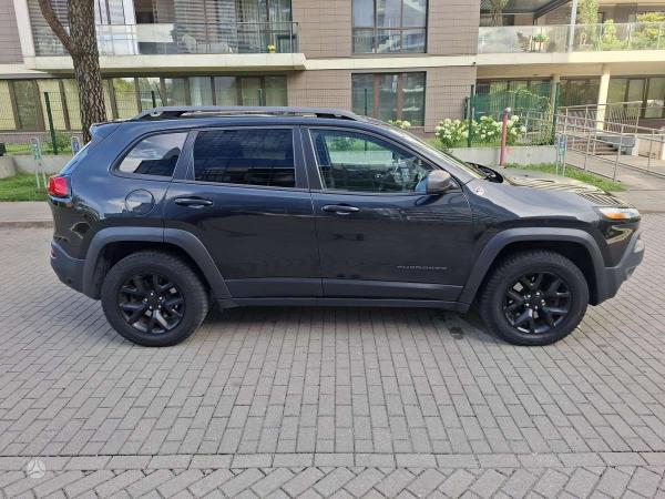 Black Jeep Cherokee 2016 in Vilnius, with an engine capacity of 3.20 L and mileage of 263 thousand km for 8500 €, photo 4 on AUTOMOTO.COM.LV