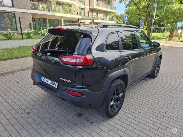 Black Jeep Cherokee 2016 in Vilnius, with an engine capacity of 3.20 L and mileage of 263 thousand km for 8500 €, photo 5 on AUTOMOTO.COM.LV