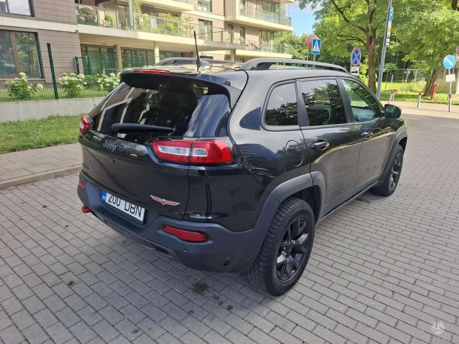 Black Jeep Cherokee 2016 in Vilnius, with an engine capacity of 3.20 L and mileage of 263 thousand km for 8500 €, photo 6 on AUTOMOTO.COM.LV