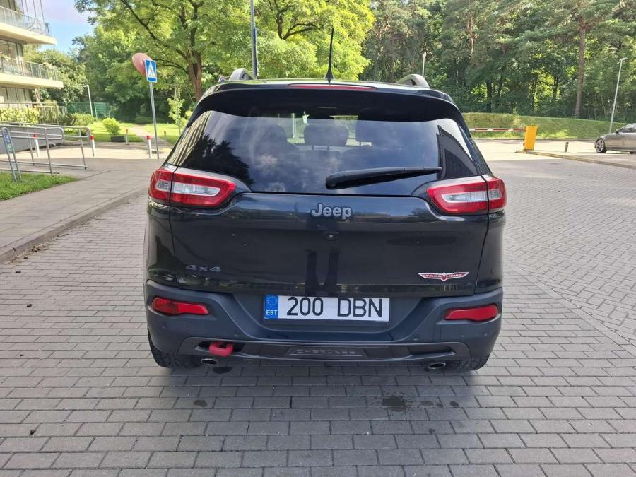 Black Jeep Cherokee 2016 in Vilnius, with an engine capacity of 3.20 L and mileage of 263 thousand km for 8500 €, photo 7 on AUTOMOTO.COM.LV