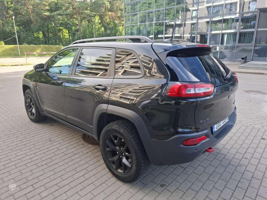 Black Jeep Cherokee 2016 in Vilnius, with an engine capacity of 3.20 L and mileage of 263 thousand km for 8500 €, photo 8 on AUTOMOTO.COM.LV