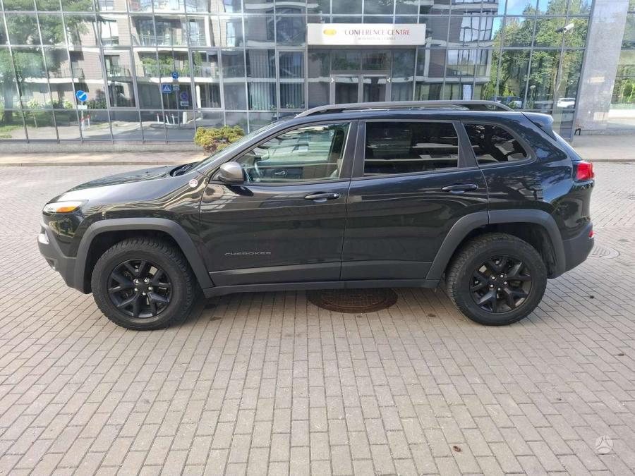 Black Jeep Cherokee 2016 in Vilnius, with an engine capacity of 3.20 L and mileage of 263 thousand km for 8500 €, photo 9 on AUTOMOTO.COM.LV