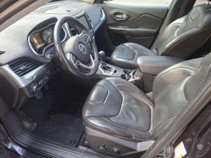 Black Jeep Cherokee 2016 in Vilnius, with an engine capacity of 3.20 L and mileage of 263 thousand km for 8500 €, photo 10 on AUTOMOTO.COM.LV