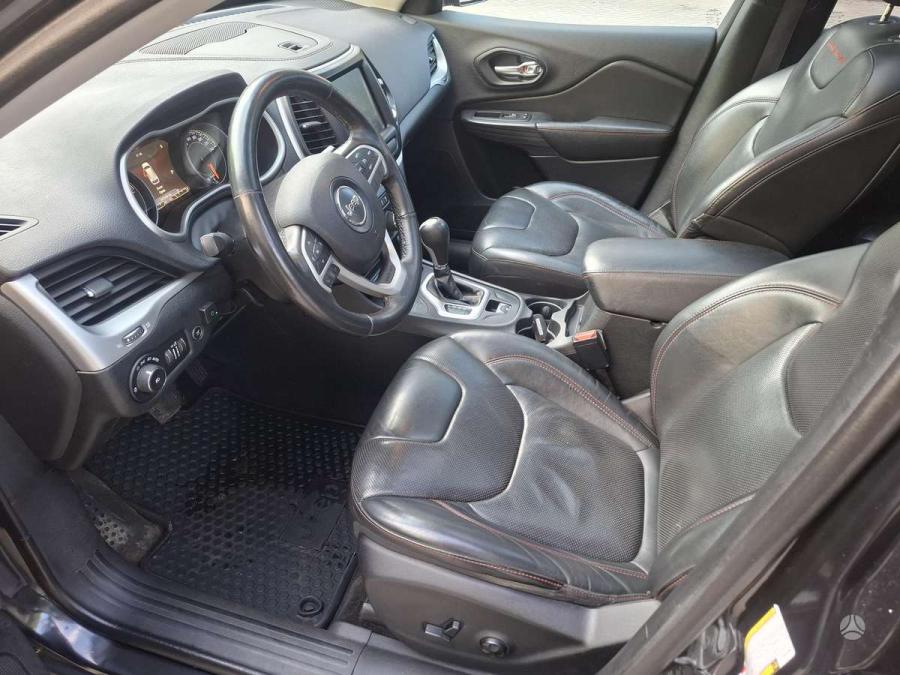 Black Jeep Cherokee 2016 in Vilnius, with an engine capacity of 3.20 L and mileage of 263 thousand km for 8500 €, photo 10 on AUTOMOTO.COM.LV