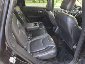 Black Jeep Cherokee 2016 in Vilnius, with an engine capacity of 3.20 L and mileage of 263 thousand km for 8500 €, photo 12 on AUTOMOTO.COM.LV