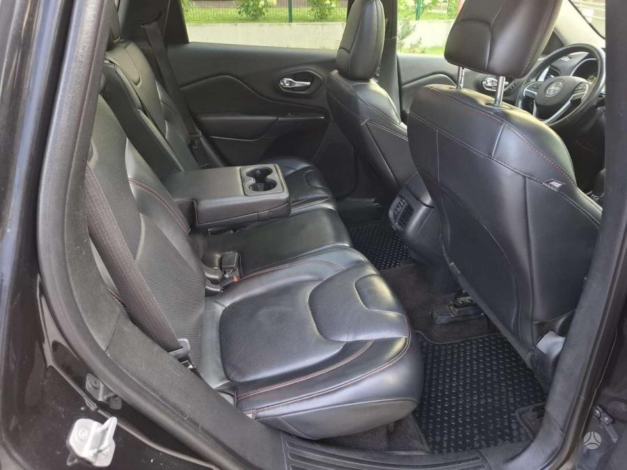 Black Jeep Cherokee 2016 in Vilnius, with an engine capacity of 3.20 L and mileage of 263 thousand km for 8500 €, photo 12 on AUTOMOTO.COM.LV