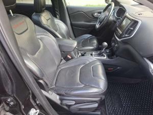 Black Jeep Cherokee 2016 in Vilnius, with an engine capacity of 3.20 L and mileage of 263 thousand km for 8500 €, photo 15 on AUTOMOTO.COM.LV