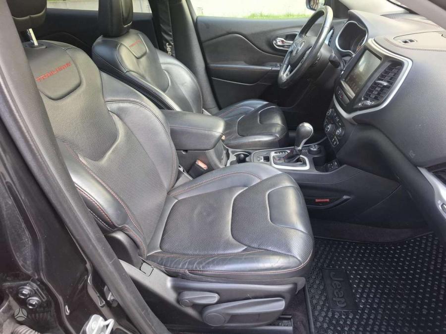 Black Jeep Cherokee 2016 in Vilnius, with an engine capacity of 3.20 L and mileage of 263 thousand km for 8500 €, photo 15 on AUTOMOTO.COM.LV