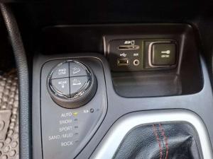 Black Jeep Cherokee 2016 in Vilnius, with an engine capacity of 3.20 L and mileage of 263 thousand km for 8500 €, photo 19 on AUTOMOTO.COM.LV