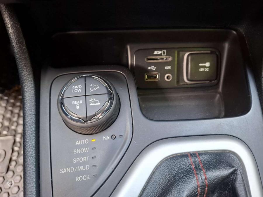 Black Jeep Cherokee 2016 in Vilnius, with an engine capacity of 3.20 L and mileage of 263 thousand km for 8500 €, photo 19 on AUTOMOTO.COM.LV