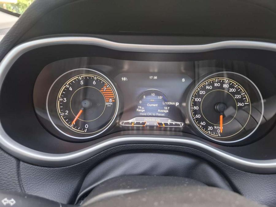Black Jeep Cherokee 2016 in Vilnius, with an engine capacity of 3.20 L and mileage of 263 thousand km for 8500 €, photo 20 on AUTOMOTO.COM.LV