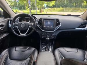Black Jeep Cherokee 2016 in Vilnius, with an engine capacity of 3.20 L and mileage of 263 thousand km for 8500 €, photo 21 on AUTOMOTO.COM.LV