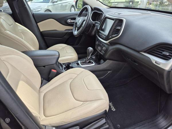 Black Jeep Cherokee 2016 in Klaipeda, with an engine capacity of 3.24 L and mileage of 165 thousand km for 9900 €, photo 9 on AUTOMOTO.COM.LV