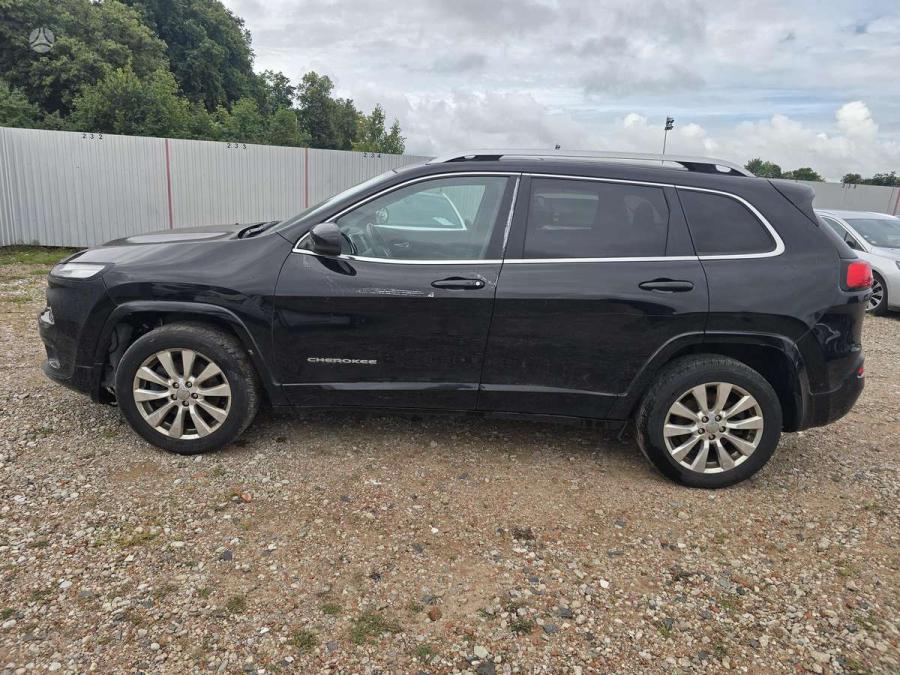 Black Jeep Cherokee 2017 in Taurage, with an engine capacity of 2.18 L and mileage of 89 thousand km for 7500 €, photo 4 on AUTOMOTO.COM.LV