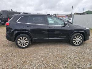 Black Jeep Cherokee 2017 in Taurage, with an engine capacity of 2.18 L and mileage of 89 thousand km for 7500 €, photo 10 on AUTOMOTO.COM.LV