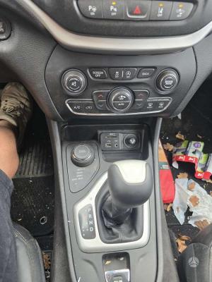 Black Jeep Cherokee 2017 in Taurage, with an engine capacity of 2.18 L and mileage of 89 thousand km for 7500 €, photo 15 on AUTOMOTO.COM.LV