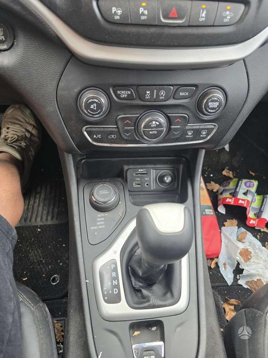 Black Jeep Cherokee 2017 in Taurage, with an engine capacity of 2.18 L and mileage of 89 thousand km for 7500 €, photo 15 on AUTOMOTO.COM.LV