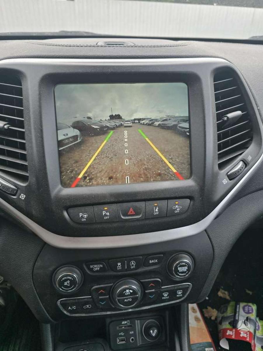 Black Jeep Cherokee 2017 in Taurage, with an engine capacity of 2.18 L and mileage of 89 thousand km for 7500 €, photo 16 on AUTOMOTO.COM.LV